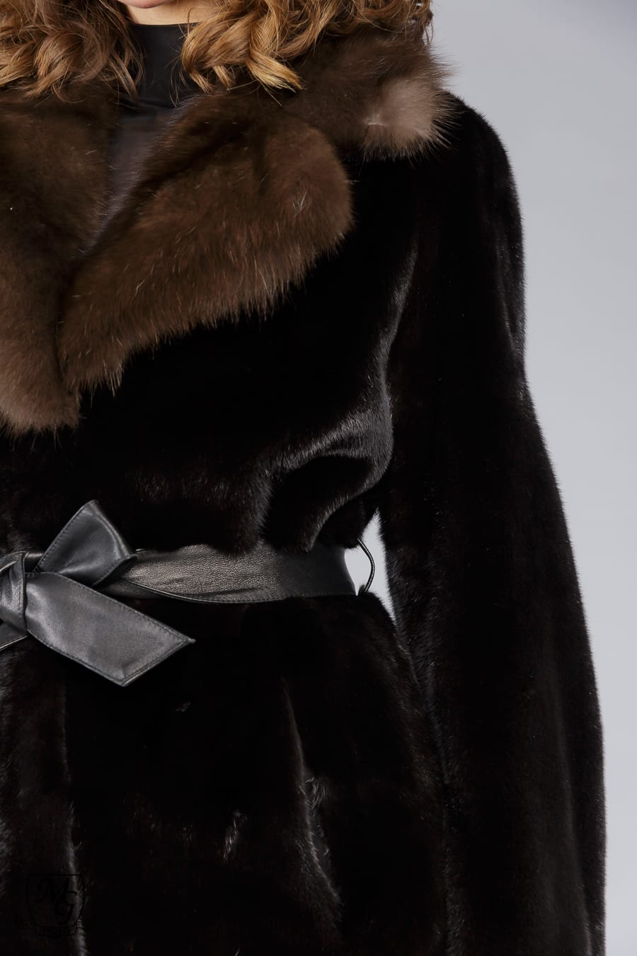 Haina din vizon / nurca blackglama cu guler de zibelina model Bella ...